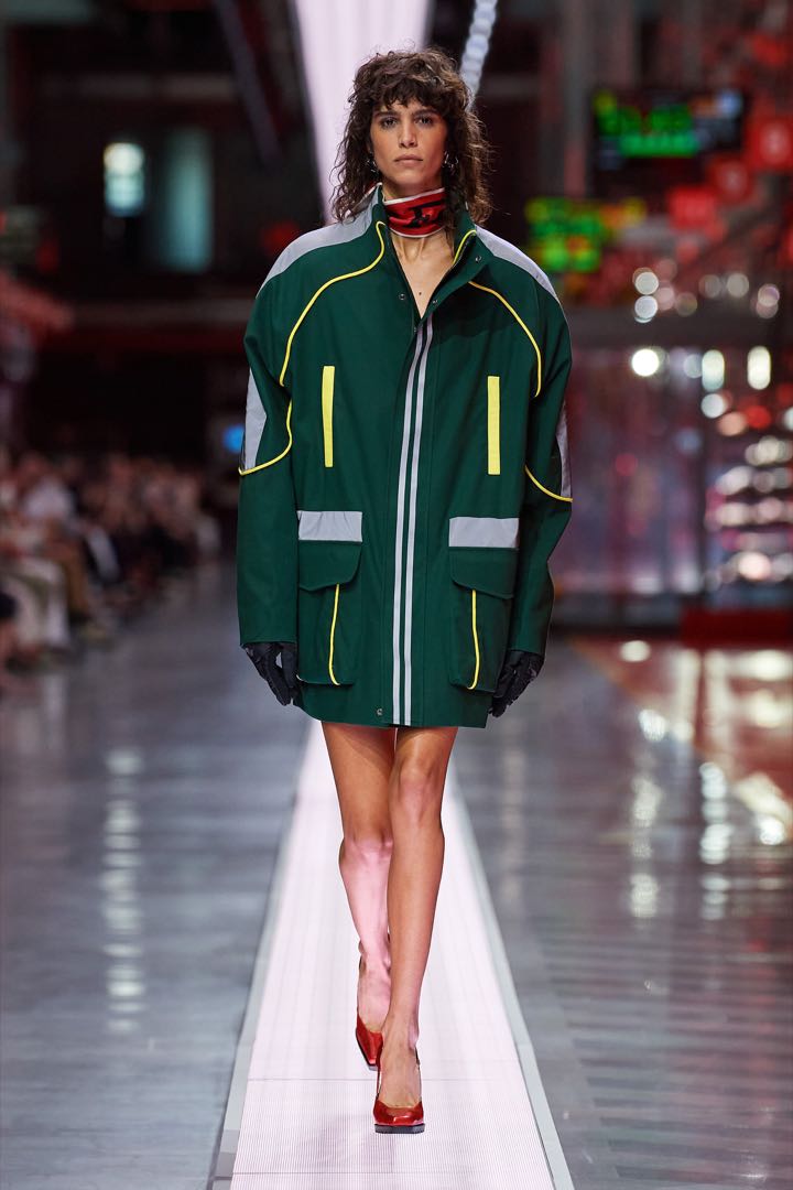 Ferrari presentó su primera colección de moda: de la pista a la ...