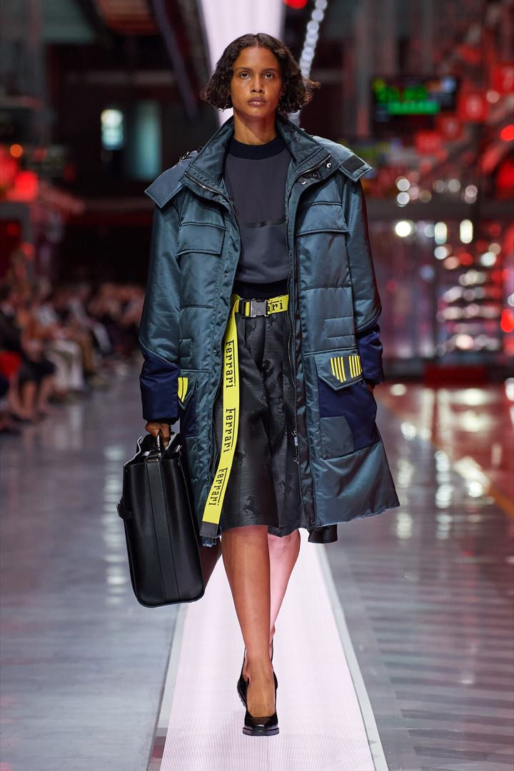 Ferrari presentó su primera colección de moda: de la pista a la ...