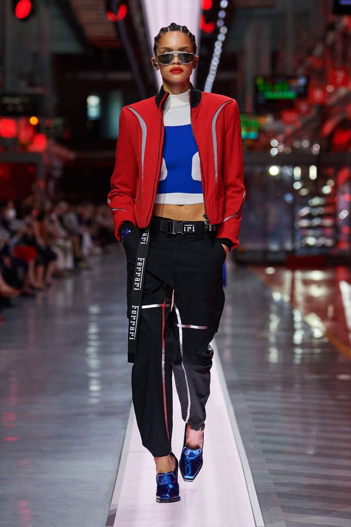 Ferrari presentó su primera colección de moda: de la pista a la ...