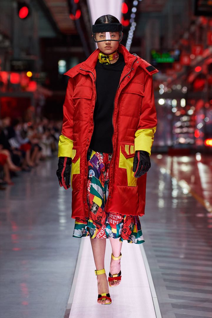 Ferrari presentó su primera colección de moda: de la pista a la ...