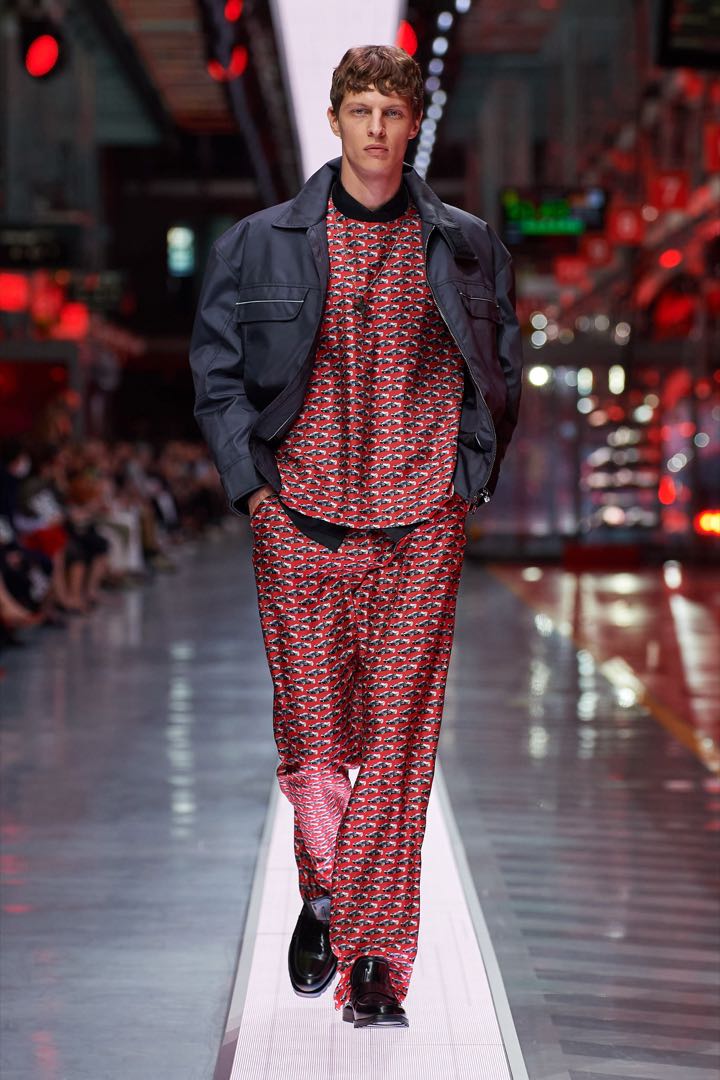Ferrari presentó su primera colección de moda: de la pista a la ...