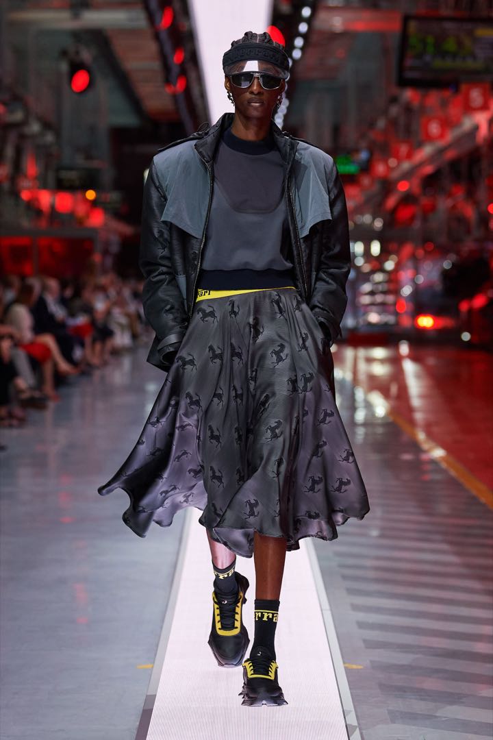 Ferrari presentó su primera colección de moda: de la pista a la ...