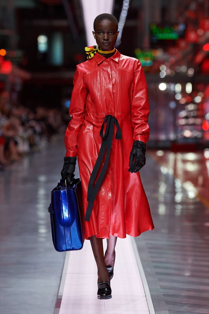 Ferrari presentó su primera colección de moda: de la pista a la ...