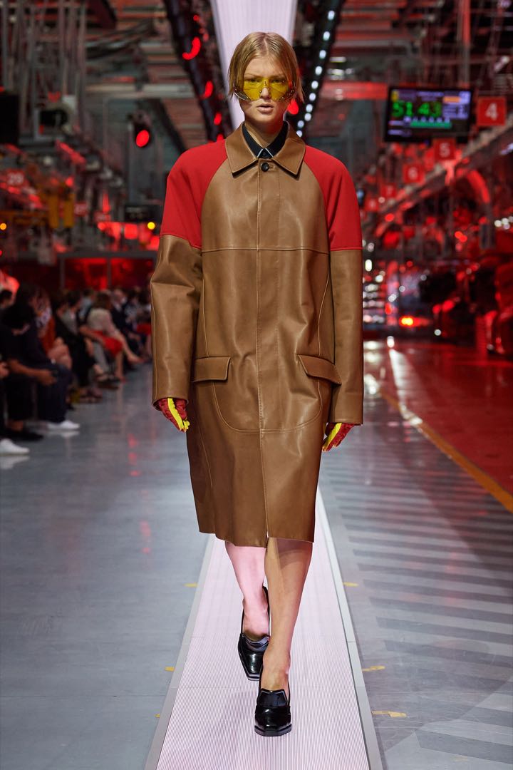 Ferrari presentó su primera colección de moda: de la pista a la ...
