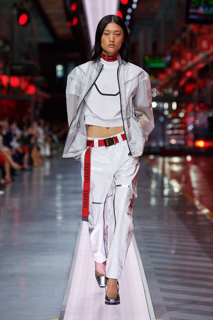 Ferrari presentó su primera colección de moda: de la pista a la ...