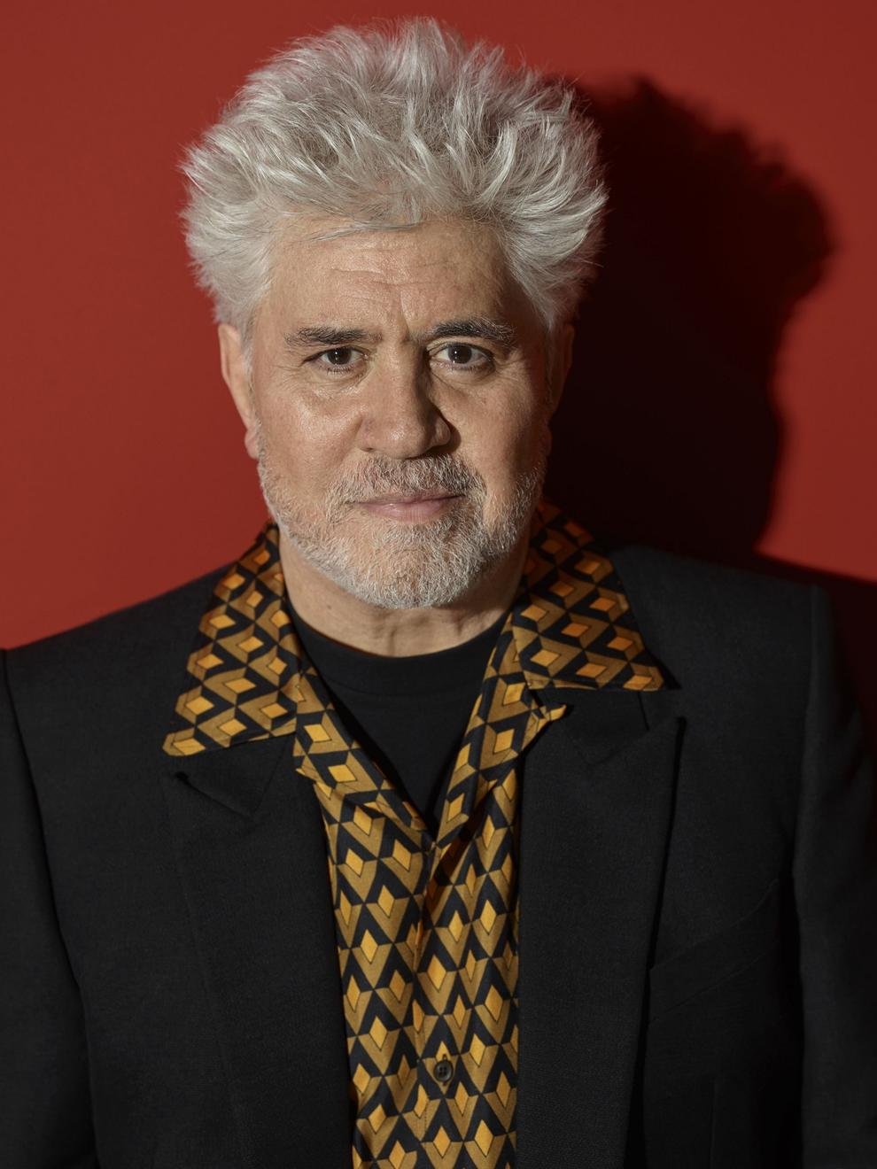Almodóvar presentó el póster de su película “Madres Paralelas” y generó ...