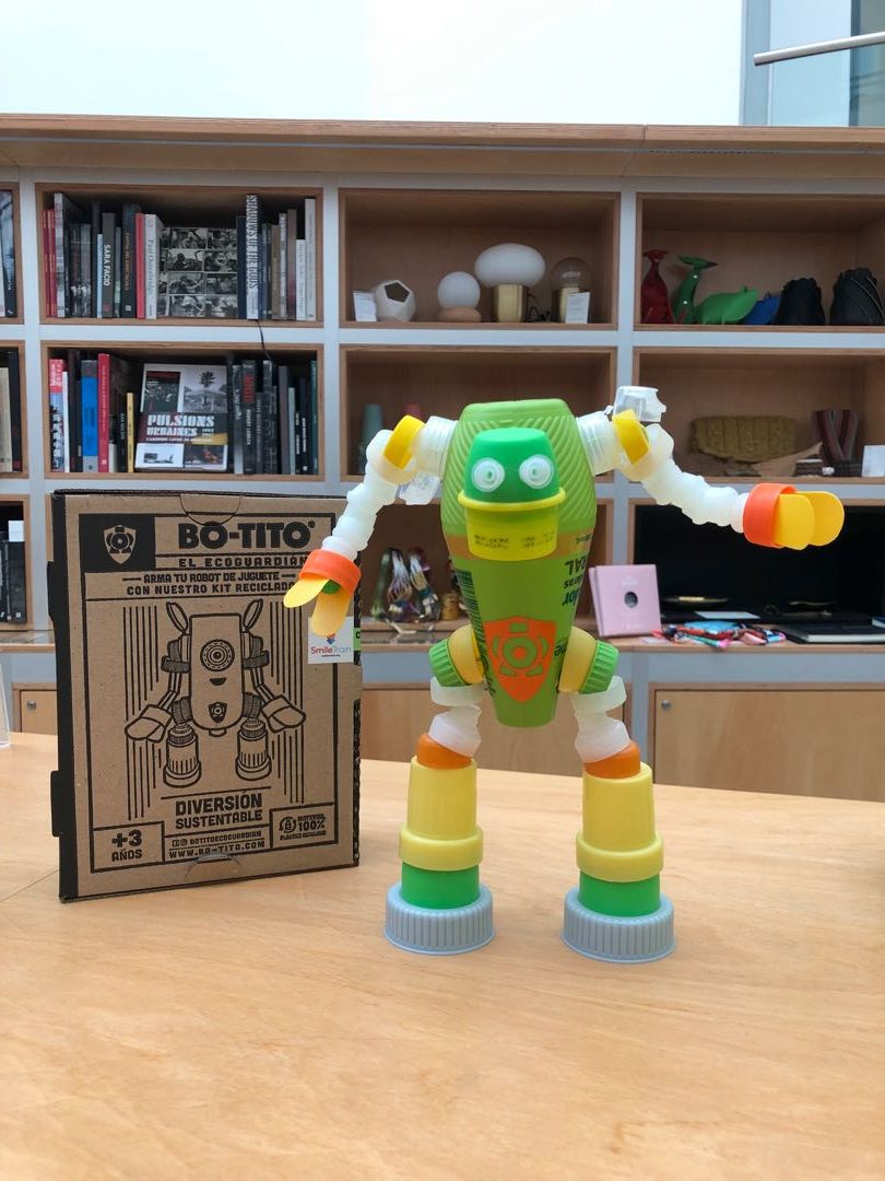 Este es Bo-tito, un robot hecho con plásticos reciclados: un juguete ...