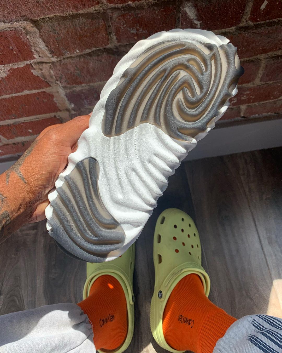 Dicen que las Crocs perfectas existen… y las diseñó Salehe Bembury ...