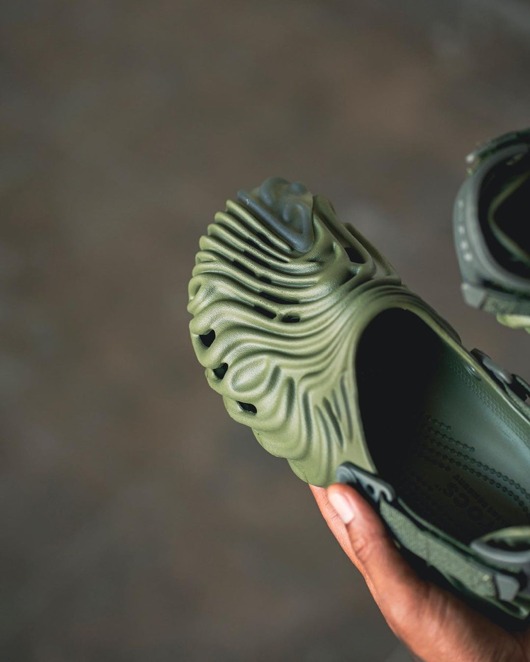 Dicen que las Crocs perfectas existen… y las diseñó Salehe Bembury ...