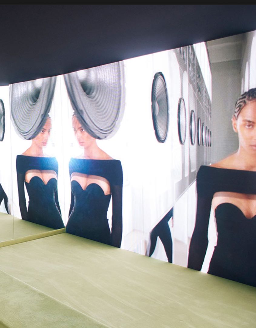 Burberry abrió una tienda inmersiva en Los Angeles – PuroDiseño