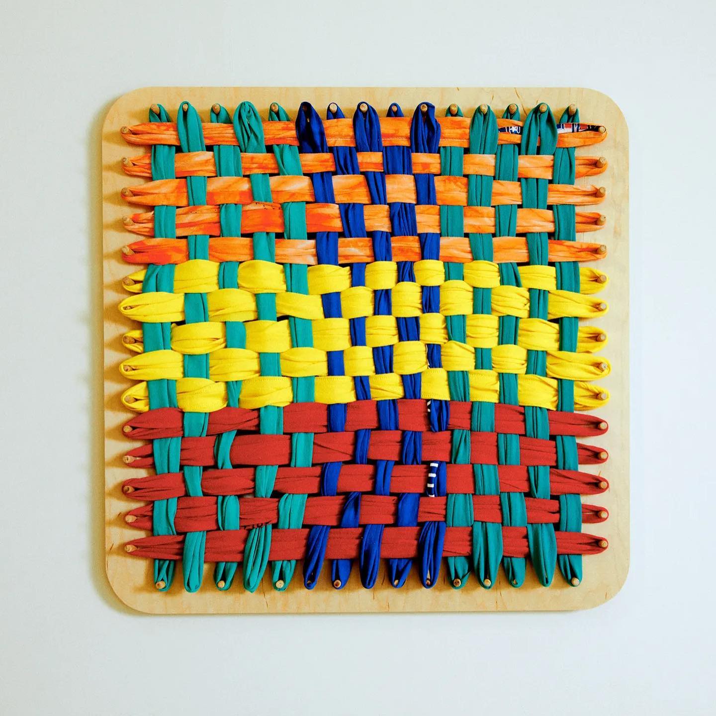 Elise McMahon crea objetos y prendas a partir del reciclado de telas ...