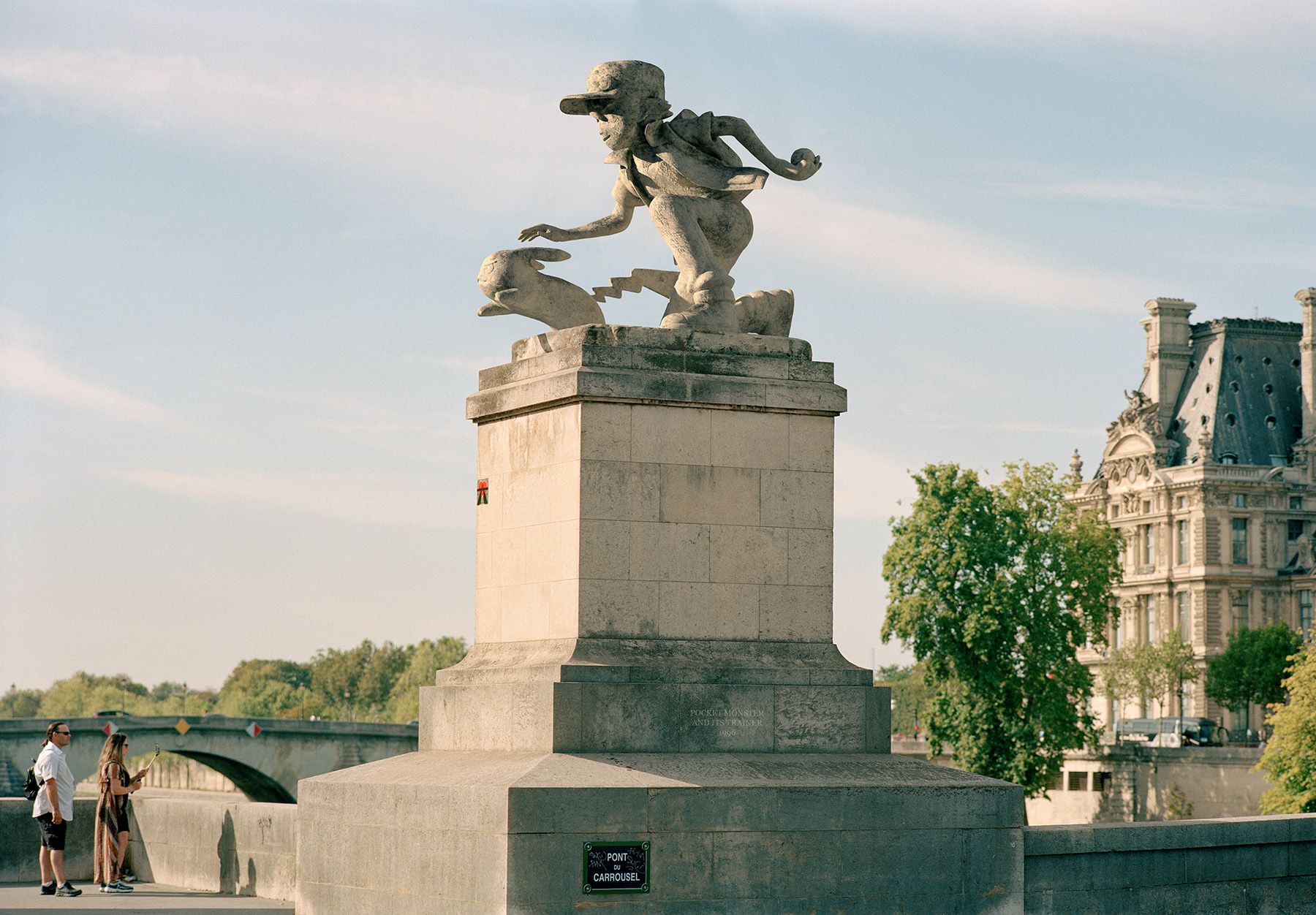 París se rinde a los pies de una escultura de Batman (y de Pikachu ...