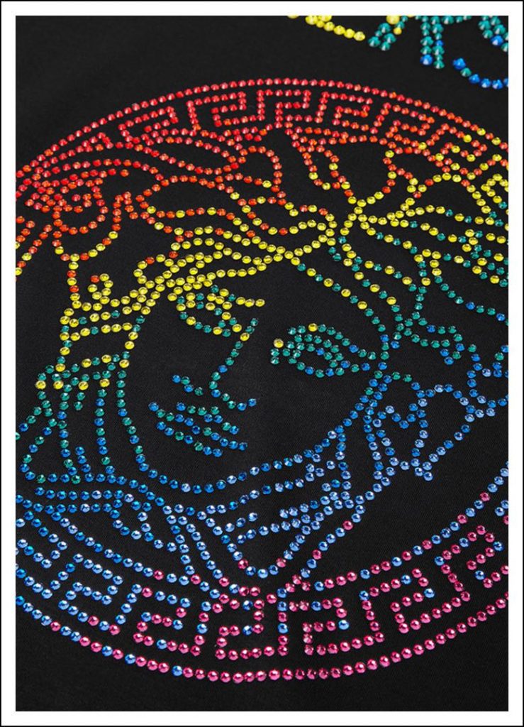 Esto es Chersace: el Orgullo de la colaboración de Versace con Cher ...