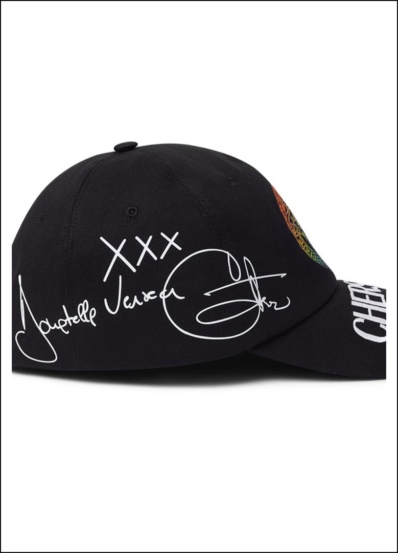 Esto es Chersace: el Orgullo de la colaboración de Versace con Cher ...