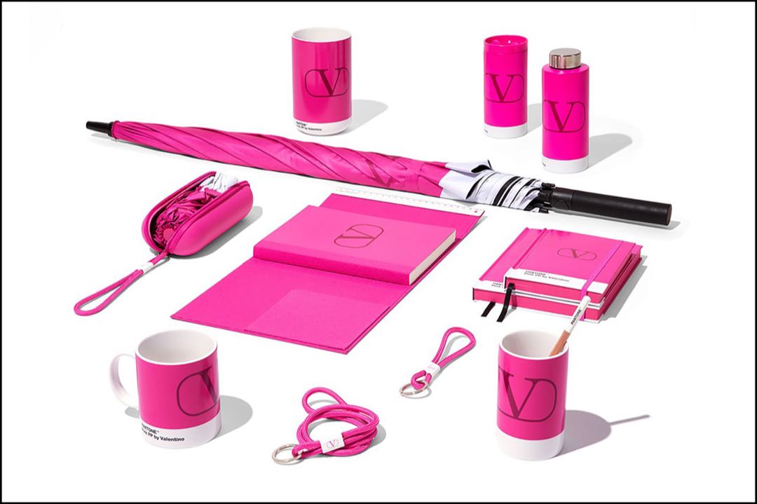 Valentino y Pantone presentan una colección de objetos en color Pink PP ...