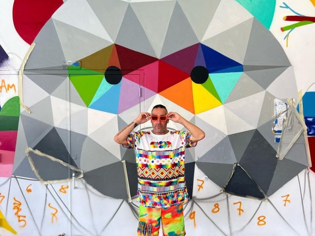 Retrato de Okuda San Miguel, el artista de los colores y las formas ...