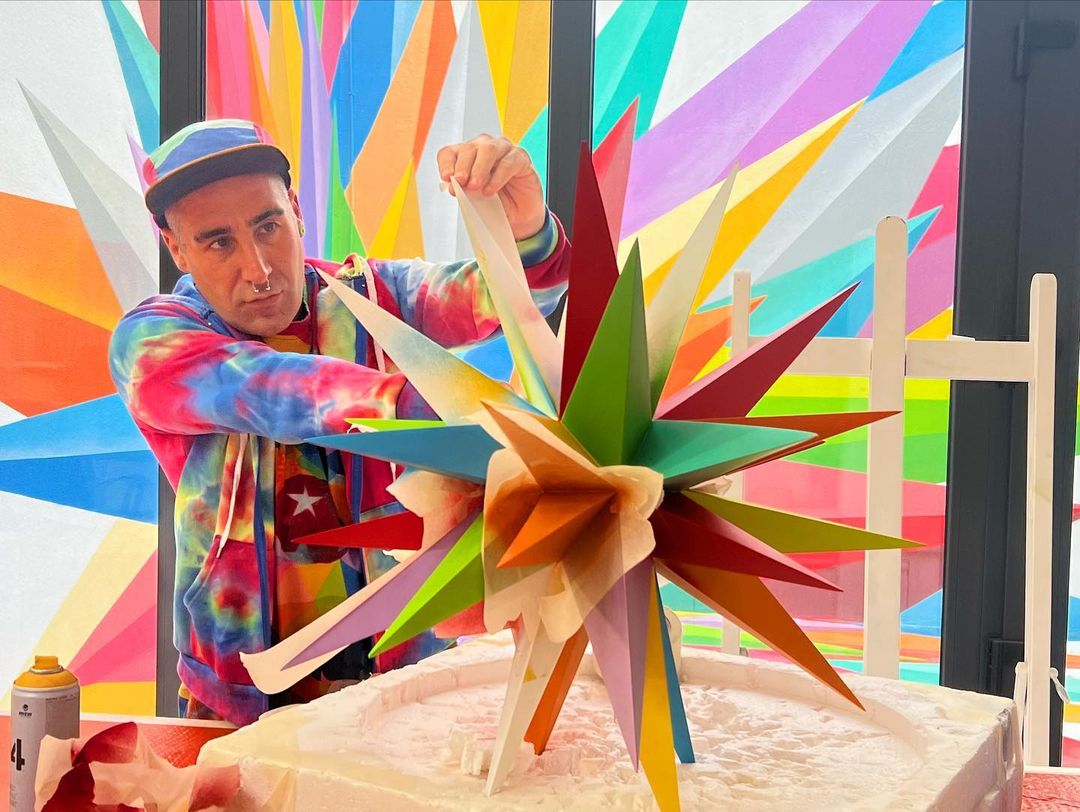 Retrato de Okuda San Miguel, el artista de los colores y las formas geométricas – PuroDiseño