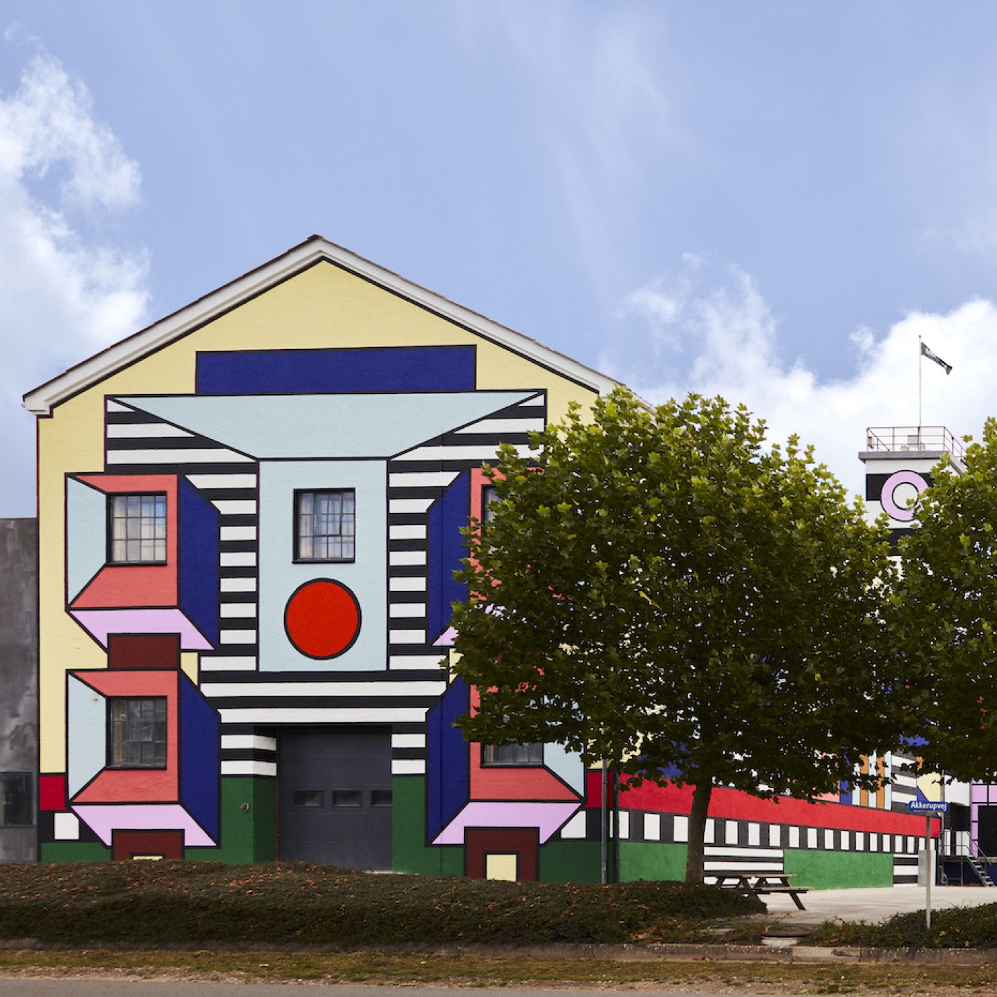 Camille Walala llena de color y diseño la fachada de una fábrica ...