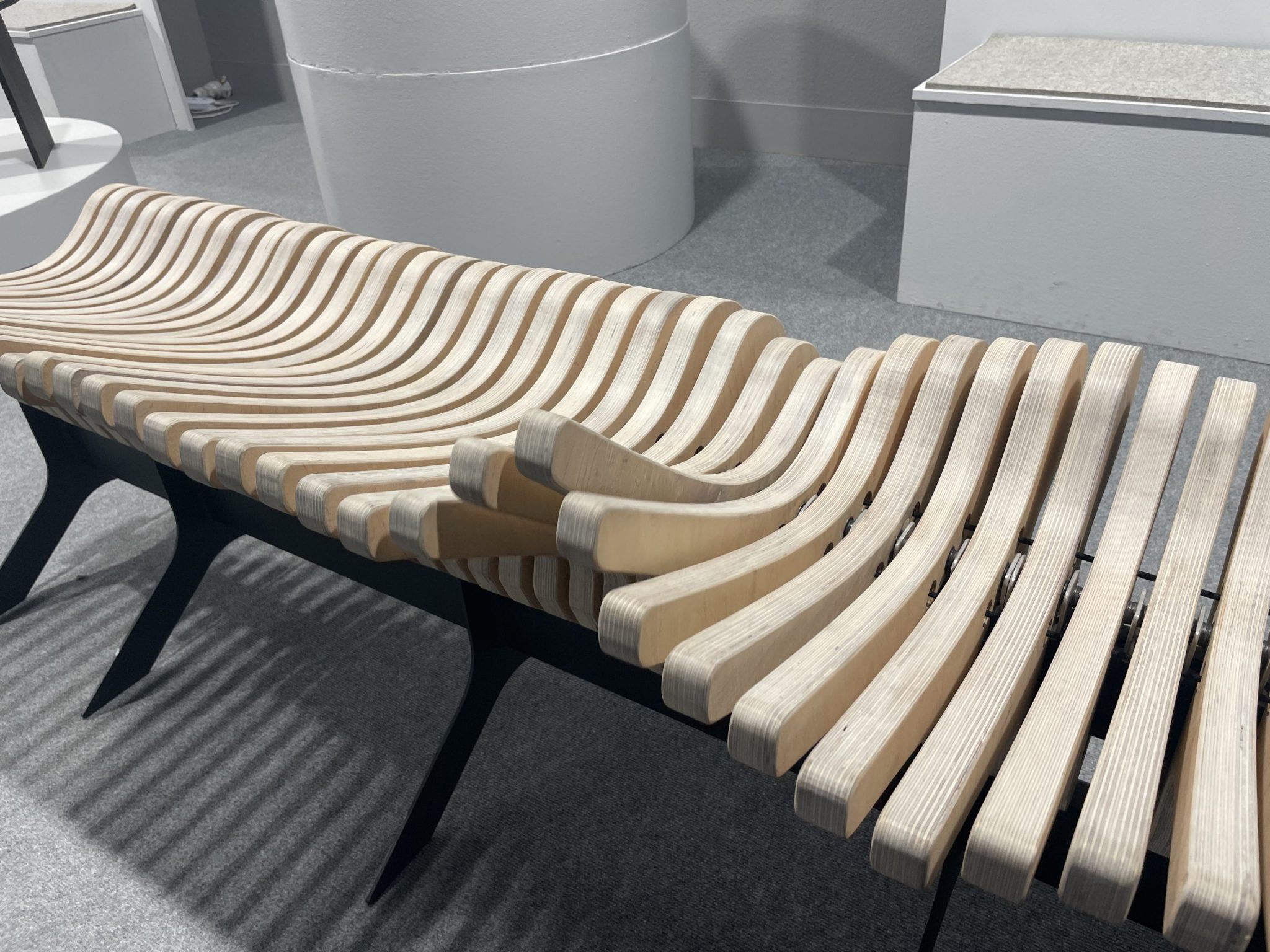 El Surf Bench es un banco de diseño nacido para revolucionar las salas de espera – PuroDiseño