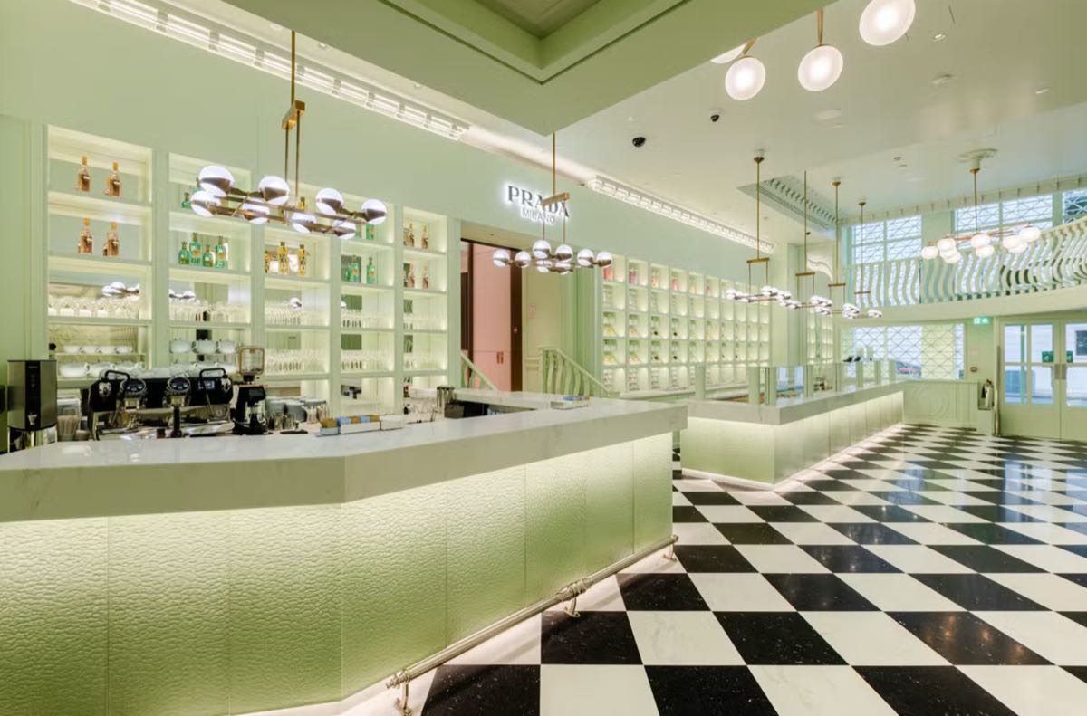 Prada inauguró un café de diseño en Londres – PuroDiseño