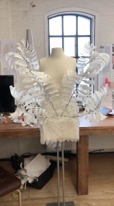 Cuando Iris Van Herpen conoció a Anthony Howe: la fusión de moda y arte ...