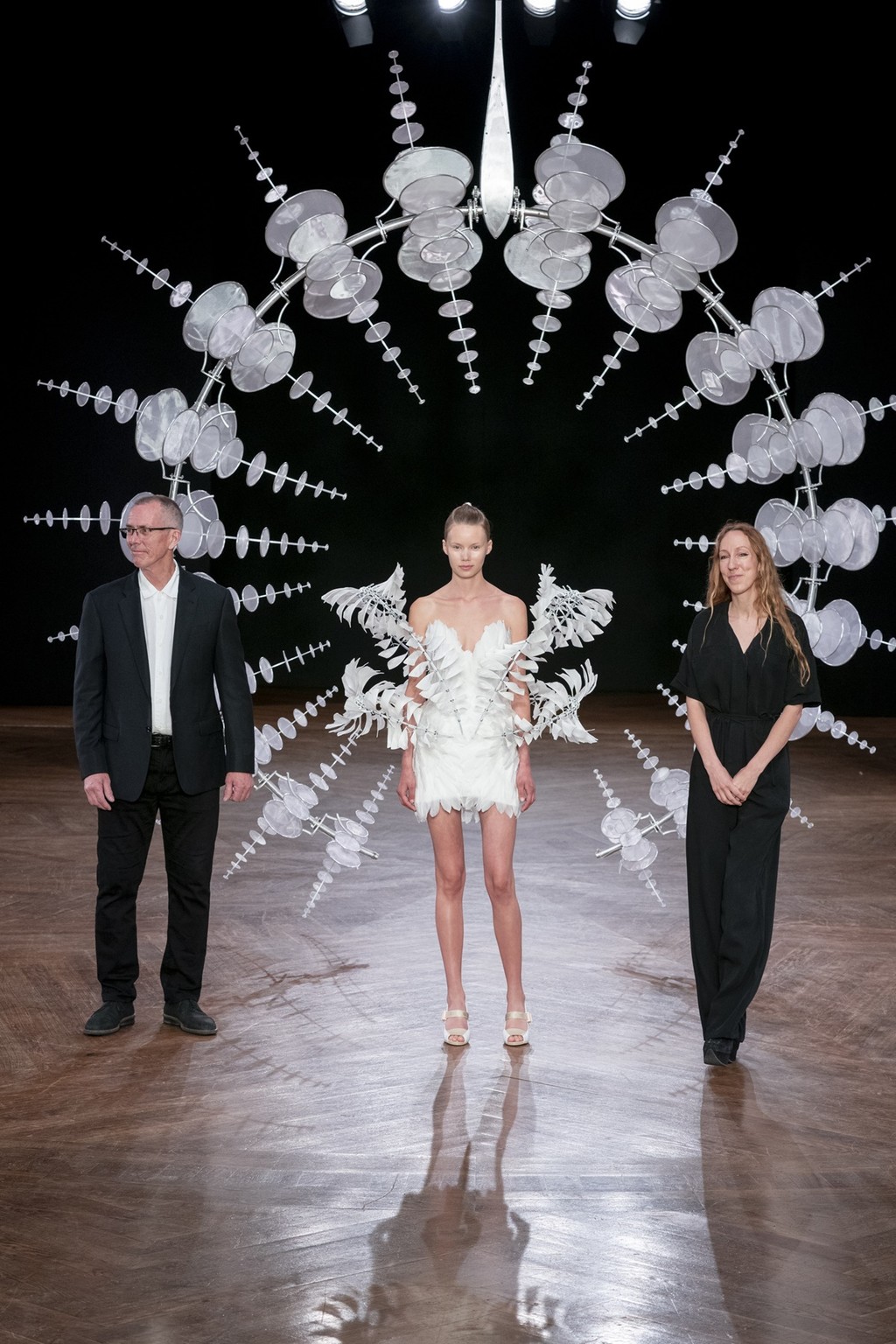 Cuando Iris Van Herpen conoció a Anthony Howe: la fusión de moda y arte ...