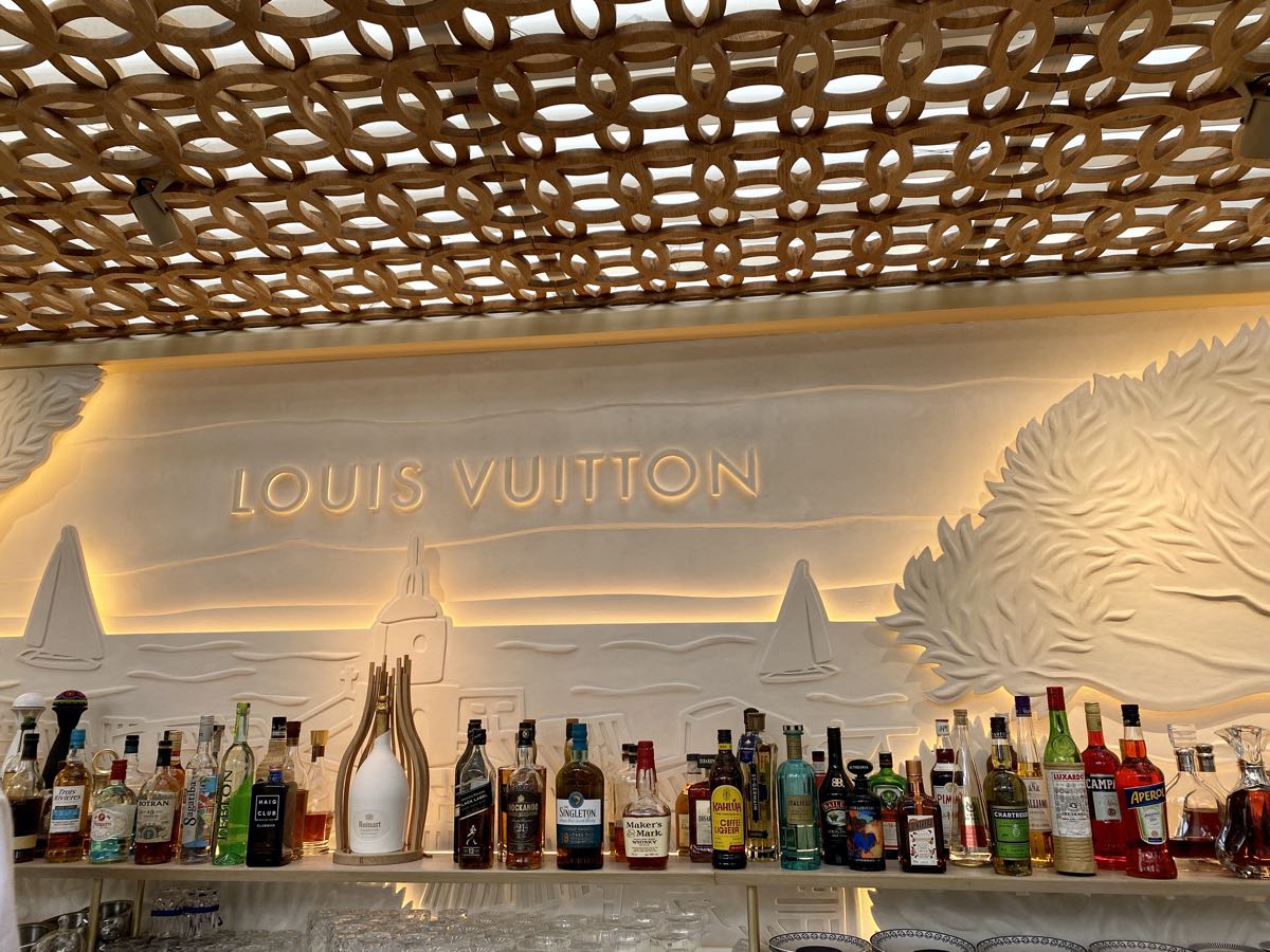 Así es el diseño y decoración del restaurante de Louis Vuitton en Saint ...