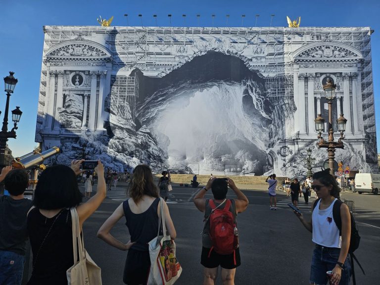El fotógrafo y artista JR (Jean René) realizó una fabulosa instalación ...