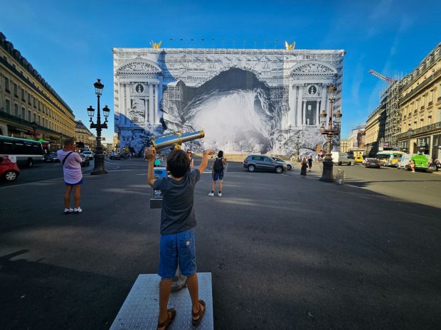 El fotógrafo y artista JR (Jean René) realizó una fabulosa instalación ...