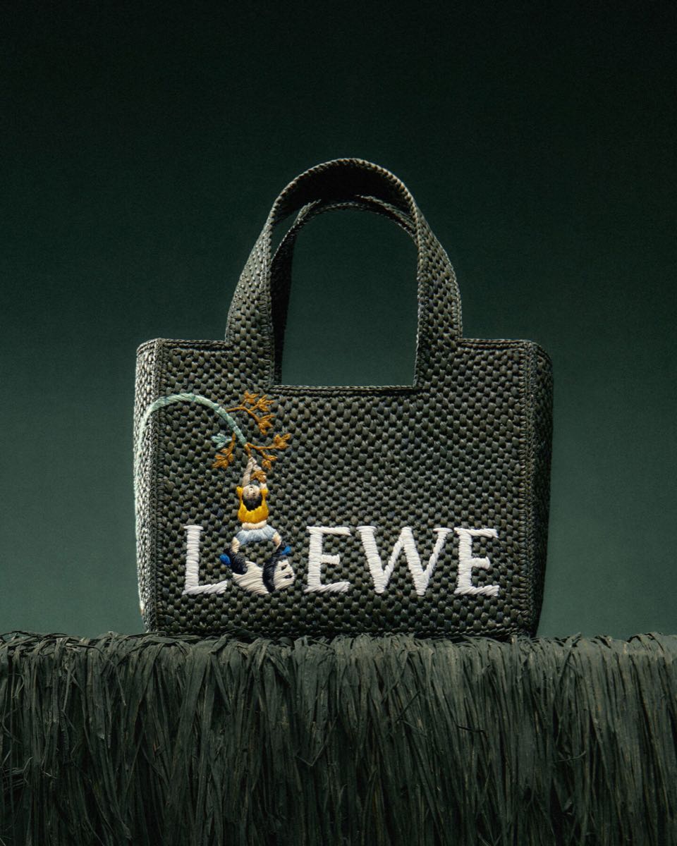 Una fascinante colección de carteras de Loewe con el arte de Suna ...