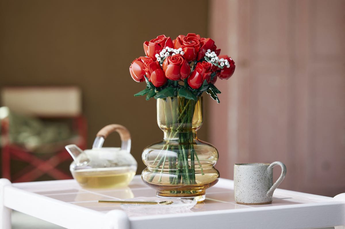 Lego lanzó un espectacular ramo de rosas rojas para armar – PuroDiseño