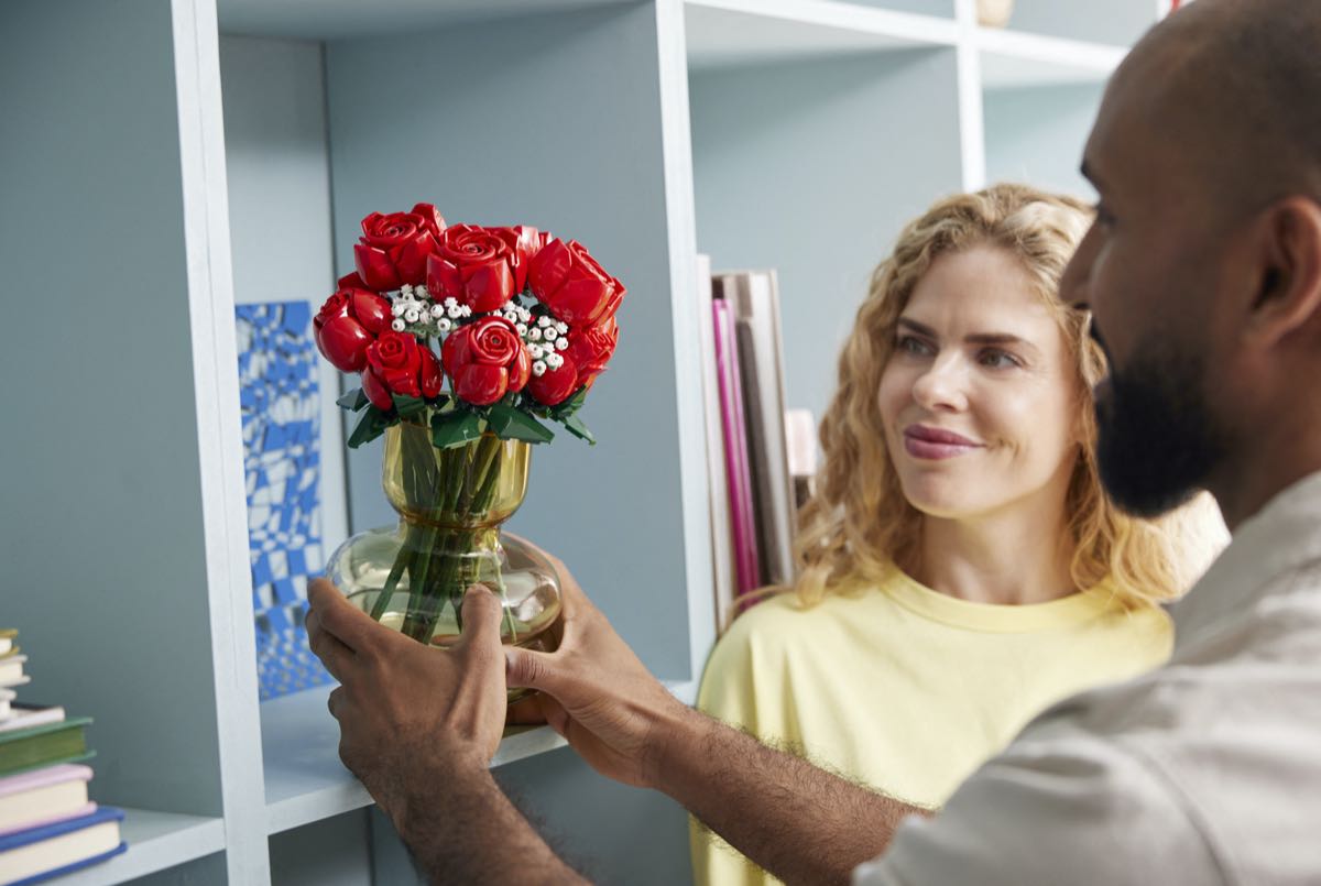 Lego lanzó un espectacular ramo de rosas rojas para armar – PuroDiseño