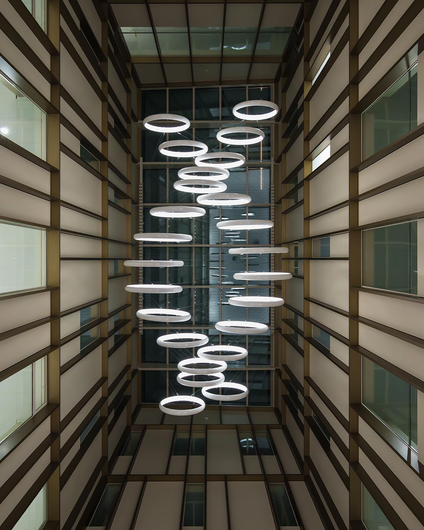 Una espectacular escultura cinética ilumina un hospital en Suiza – PuroDiseño