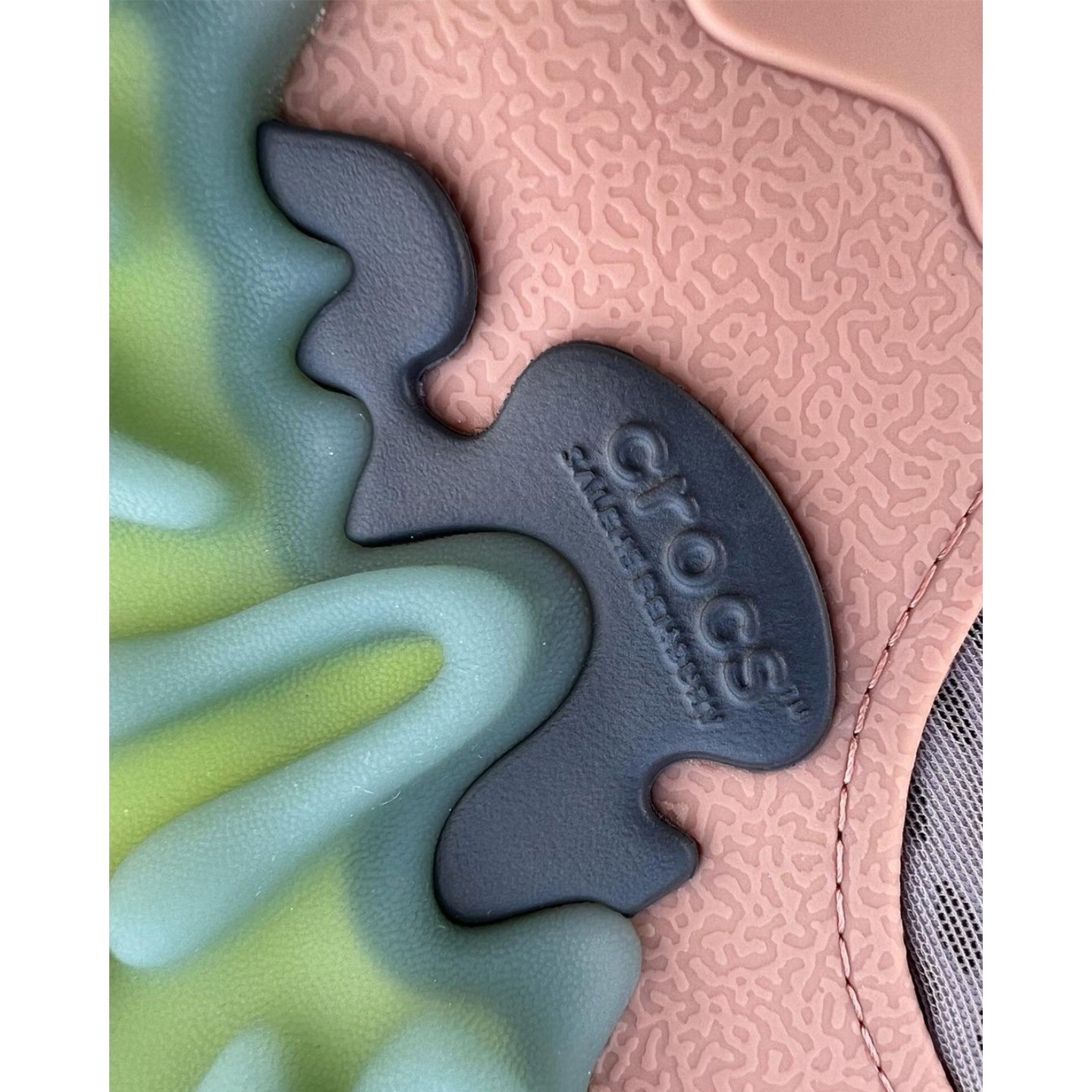 Crocs presentó su primera zapatilla (y su diseño fue una sorpresa ...