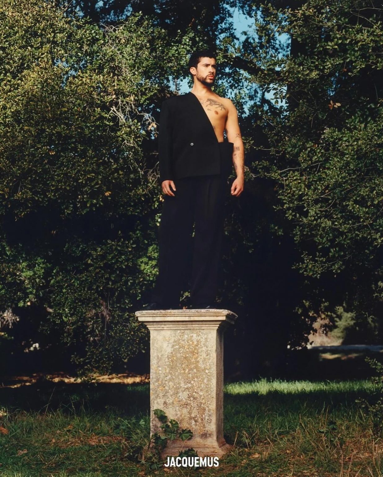 Jacquemus convierte a Bad Bunny en una escultura en su nueva campaña ...