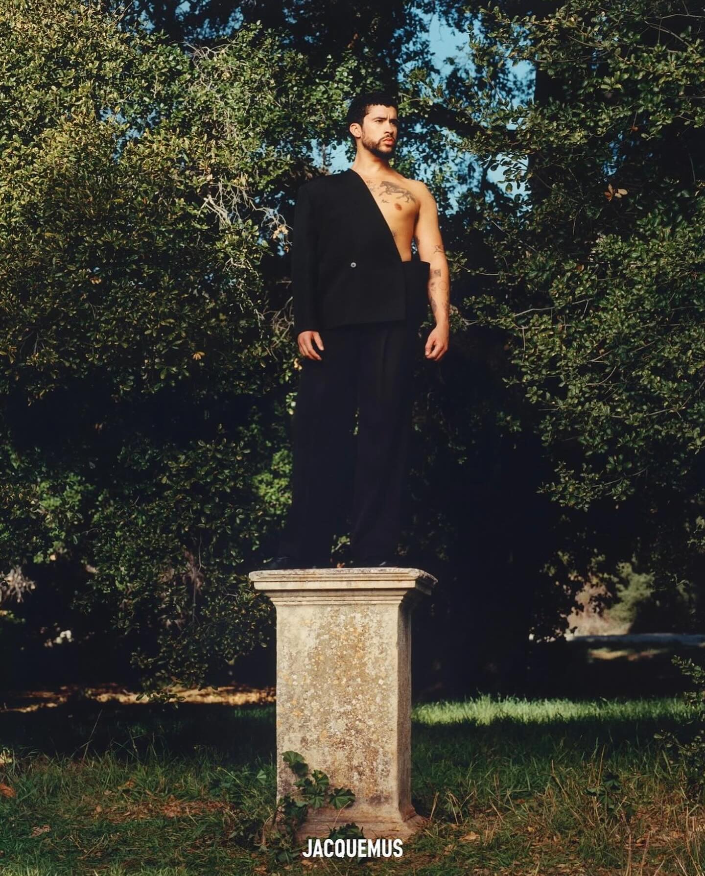 Jacquemus convierte a Bad Bunny en una escultura en su nueva campaña ...