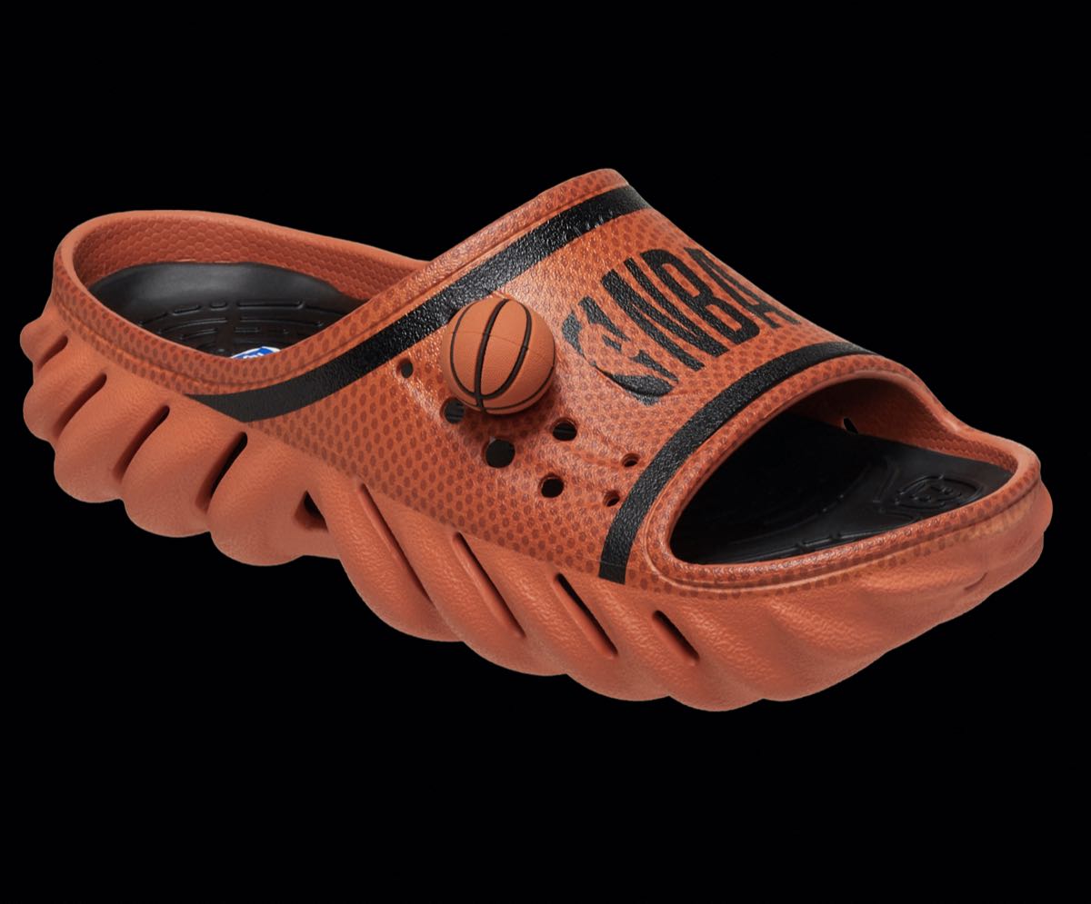 Así son las Crocs tributo a la NBA ¡con pelota y aro de básquet ...