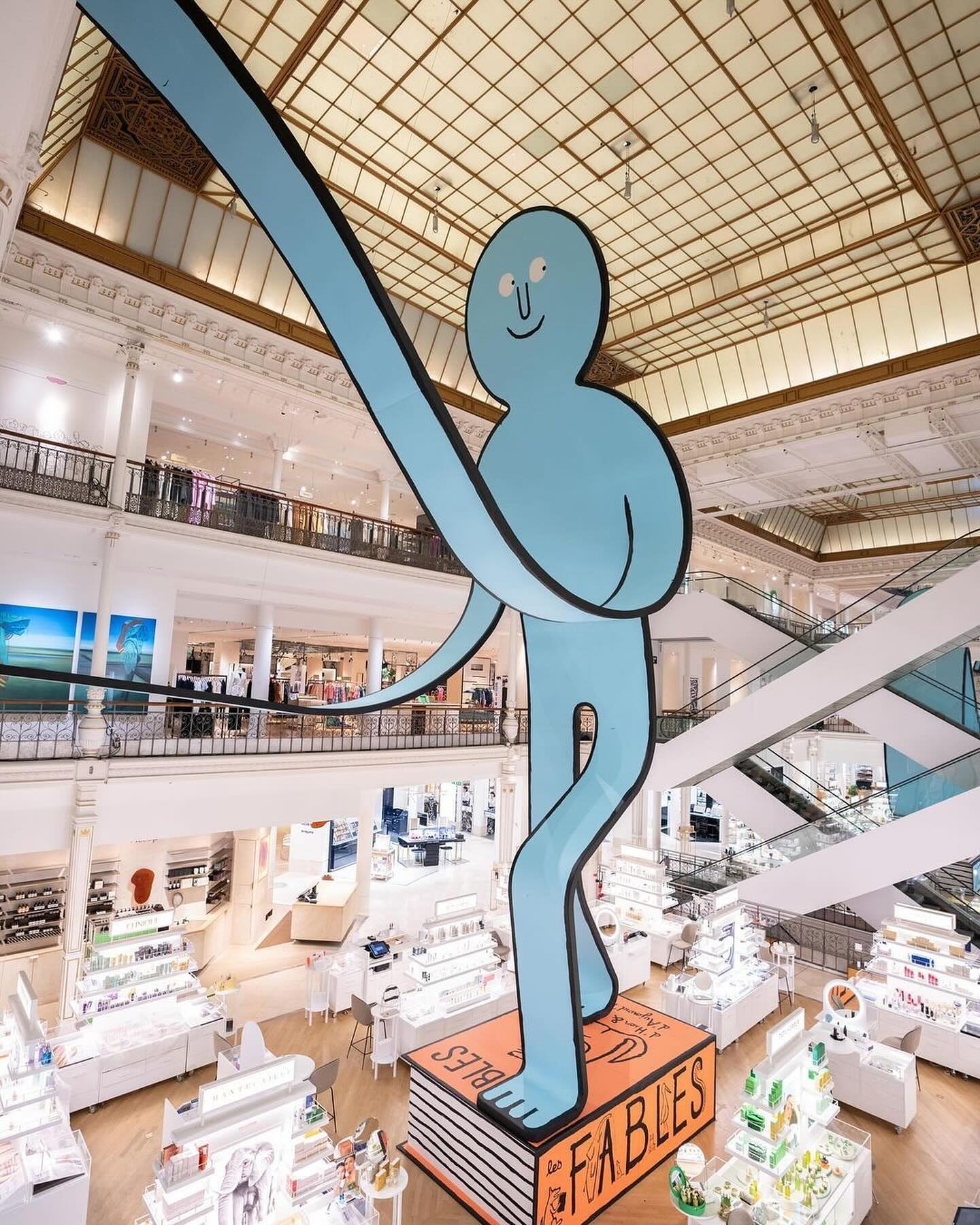 Jean Jullien creó dos increíbles gigantes de papel en el interior de ...