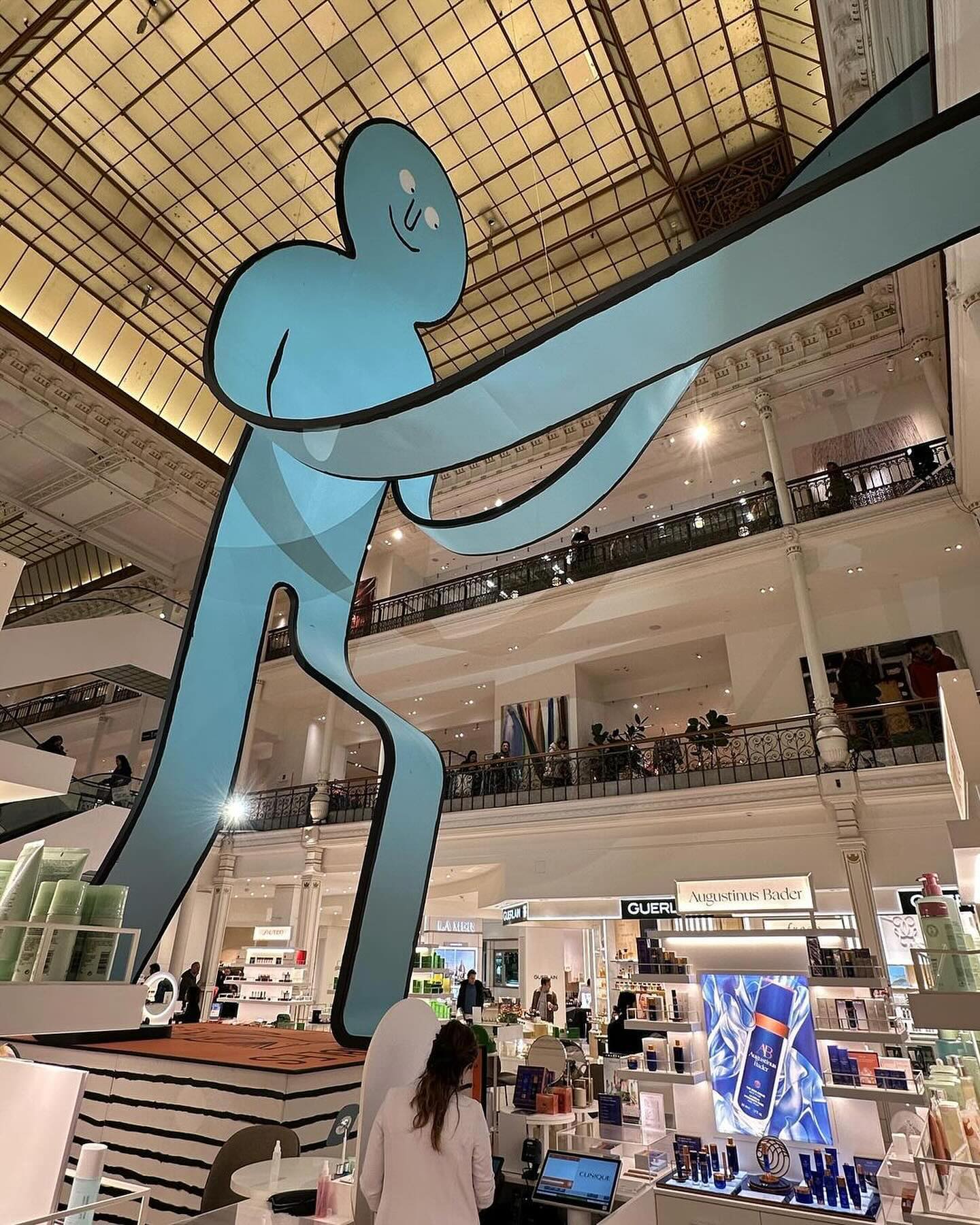 Jean Jullien creó dos increíbles gigantes de papel en el interior de ...