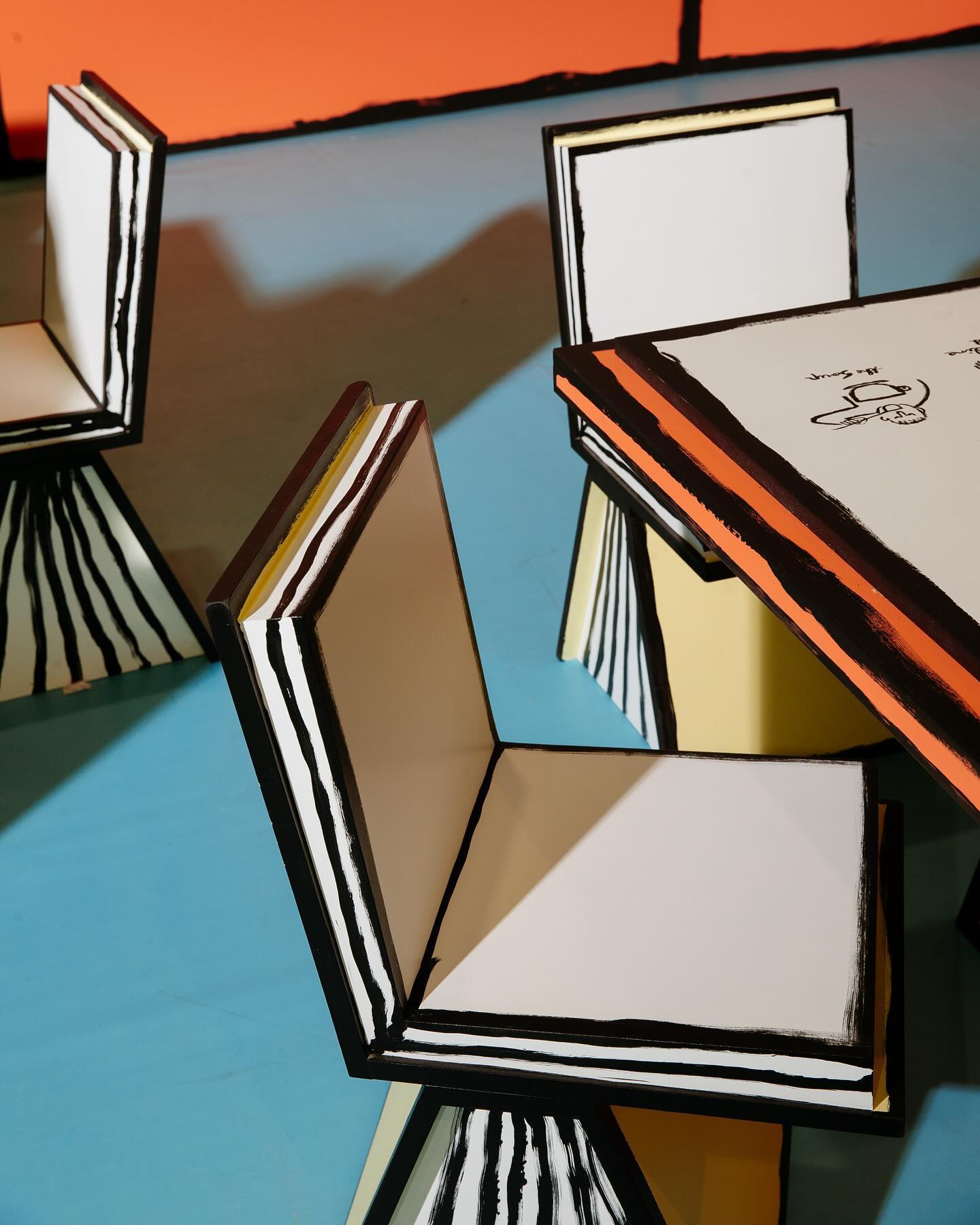 Jean Jullien creó dos increíbles gigantes de papel en el interior de ...