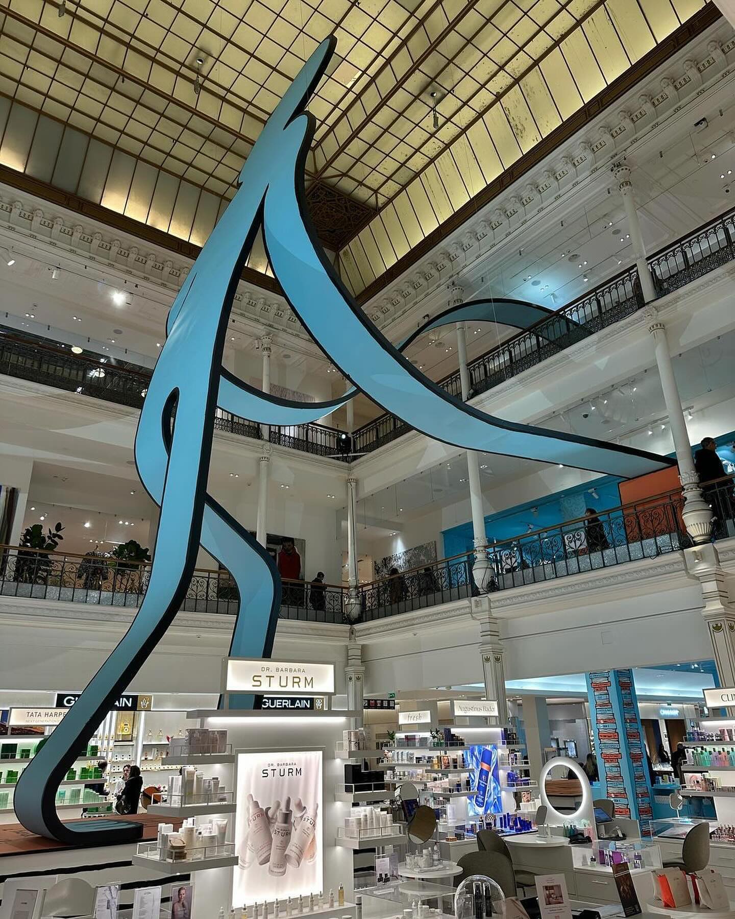 Jean Jullien creó dos increíbles gigantes de papel en el interior de ...