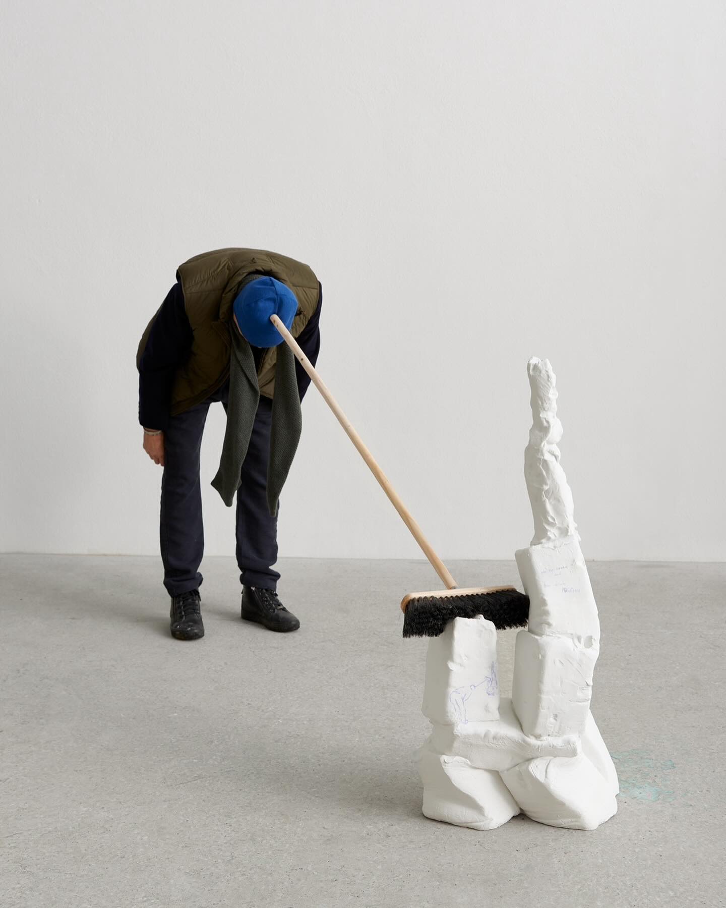 El artista Erwin Wurm conquista Londres con sus alucinantes esculturas ...