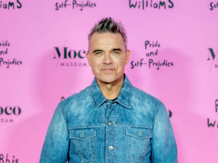 Robbie Williams presentó su primera y conmovedora exposición como ...