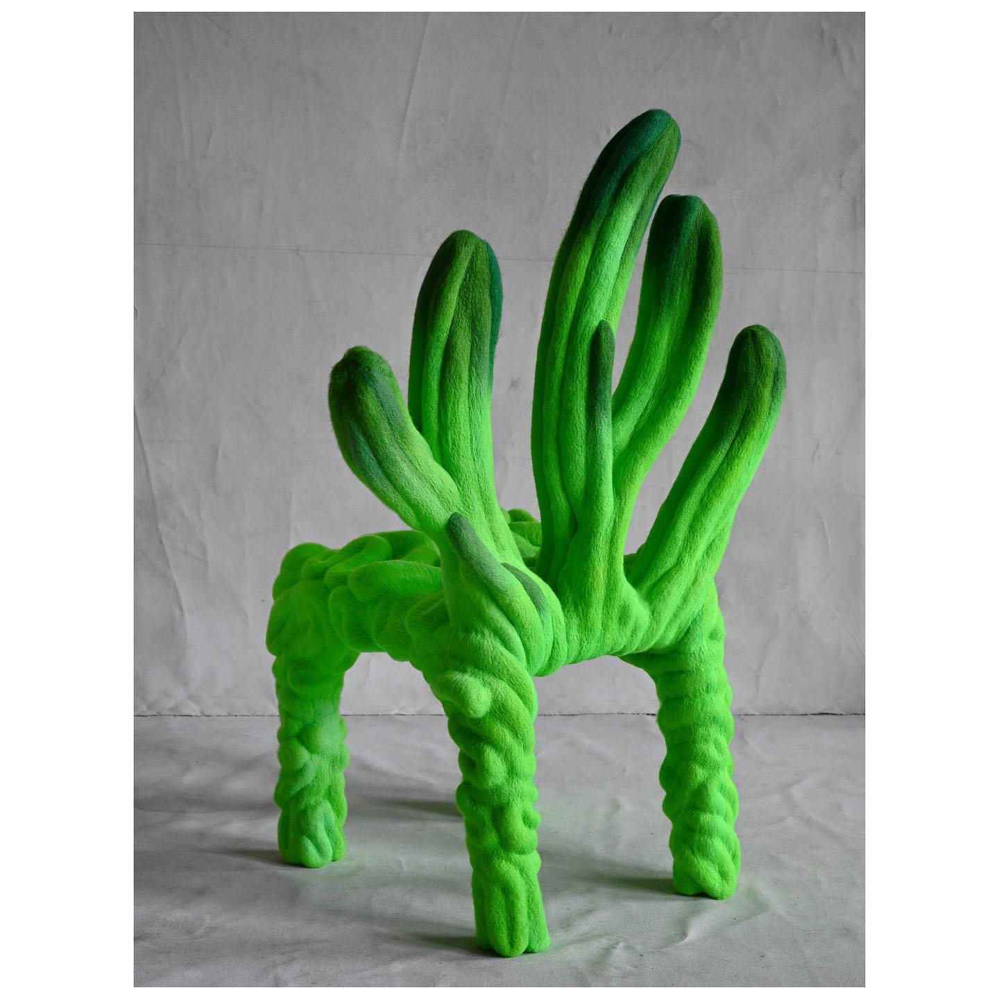 El fantástico juego de las sillas de fieltro de Liam Lee – PuroDiseño