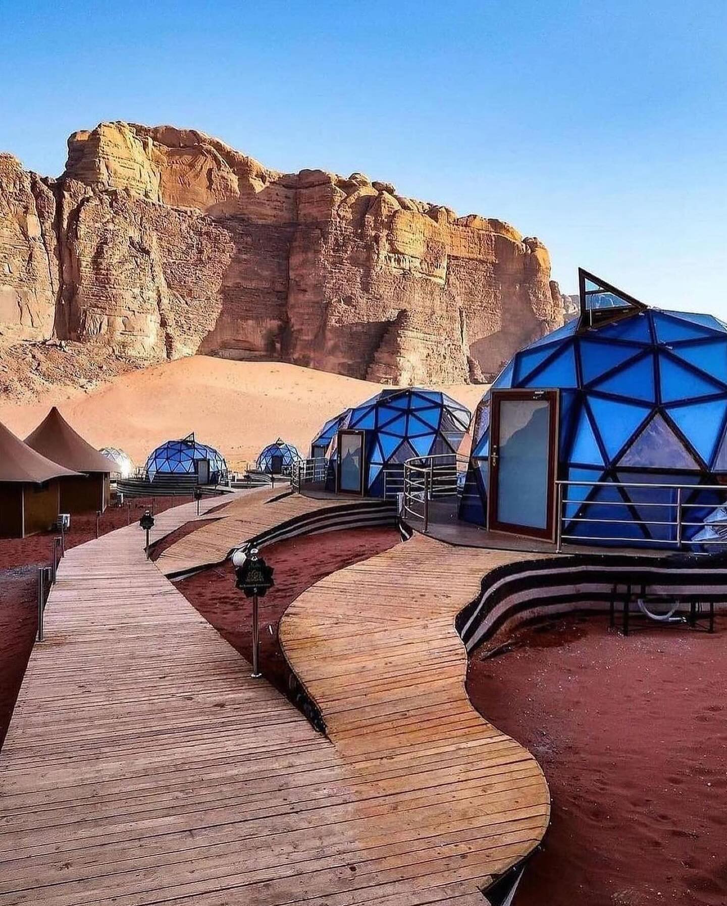 Descubrí un fascinante campamento de domos en el desierto de Jordania ...