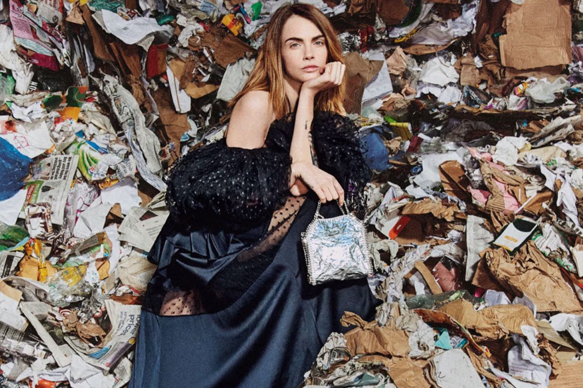 Stella McCartney presenta a Cara Delevingne en un centro de reciclaje en una campaña de moda ...