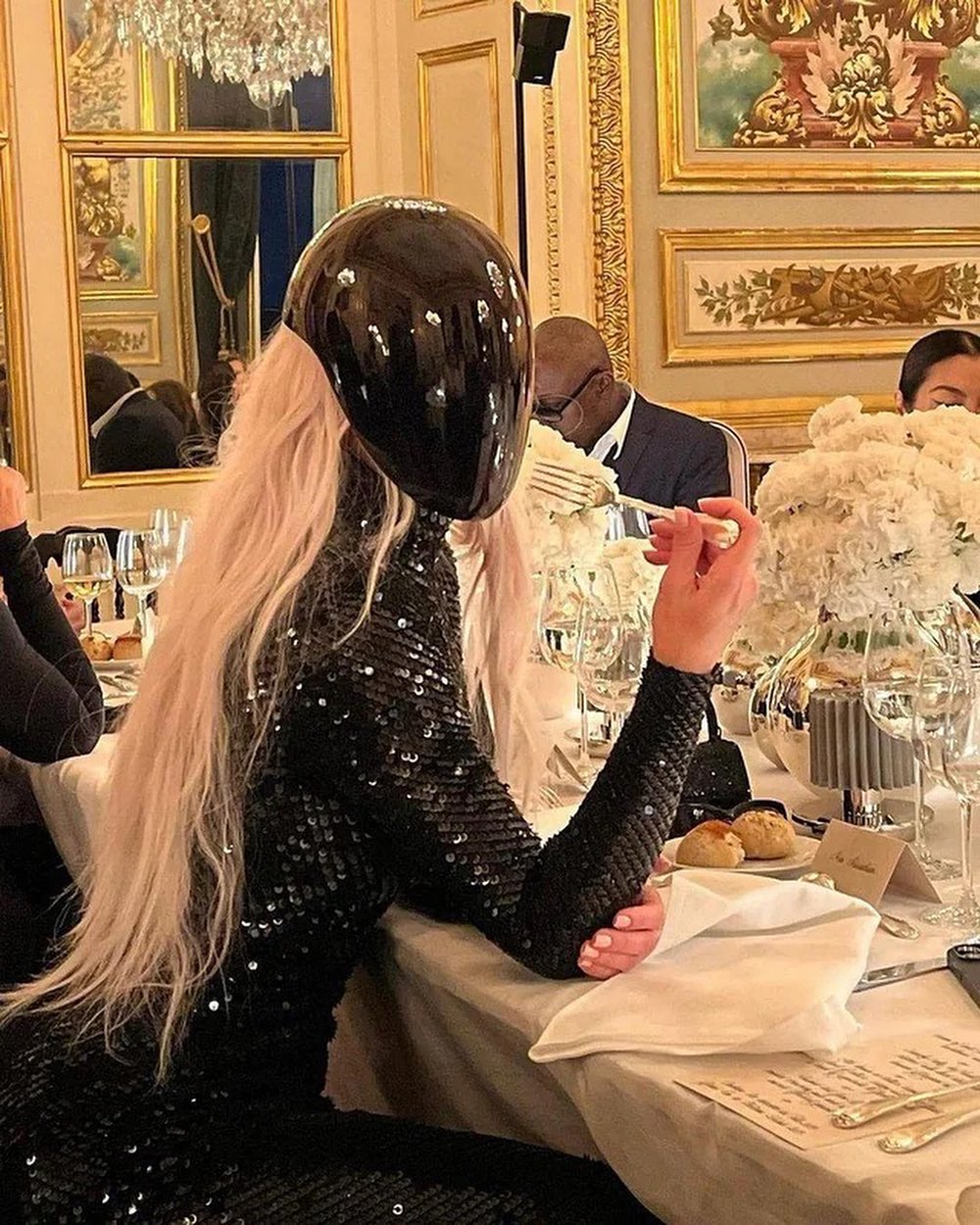 El Infinity Face Shield: el oscuro y lujoso objeto de diseño que sigue ...