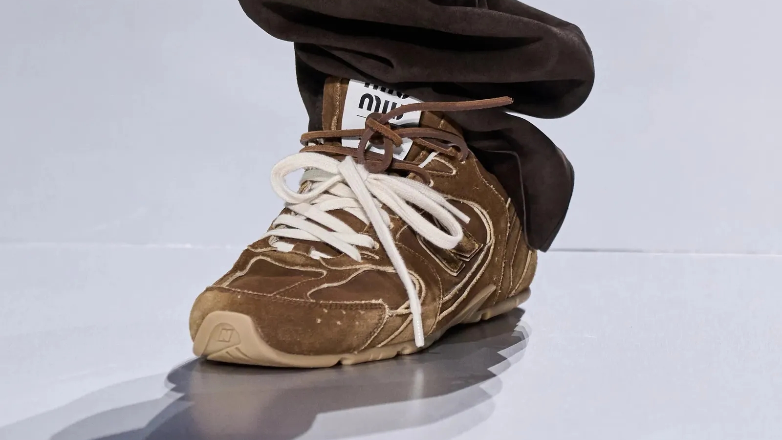 Los mules de Miu Miu y New Balance es el calzado sensación de 2024 ...