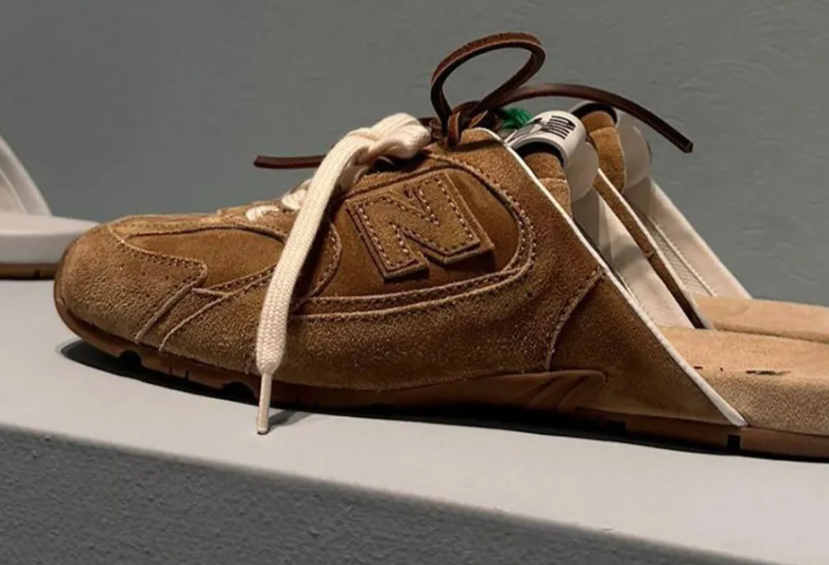 Los mules de Miu Miu y New Balance es el calzado sensación de 2024 ...