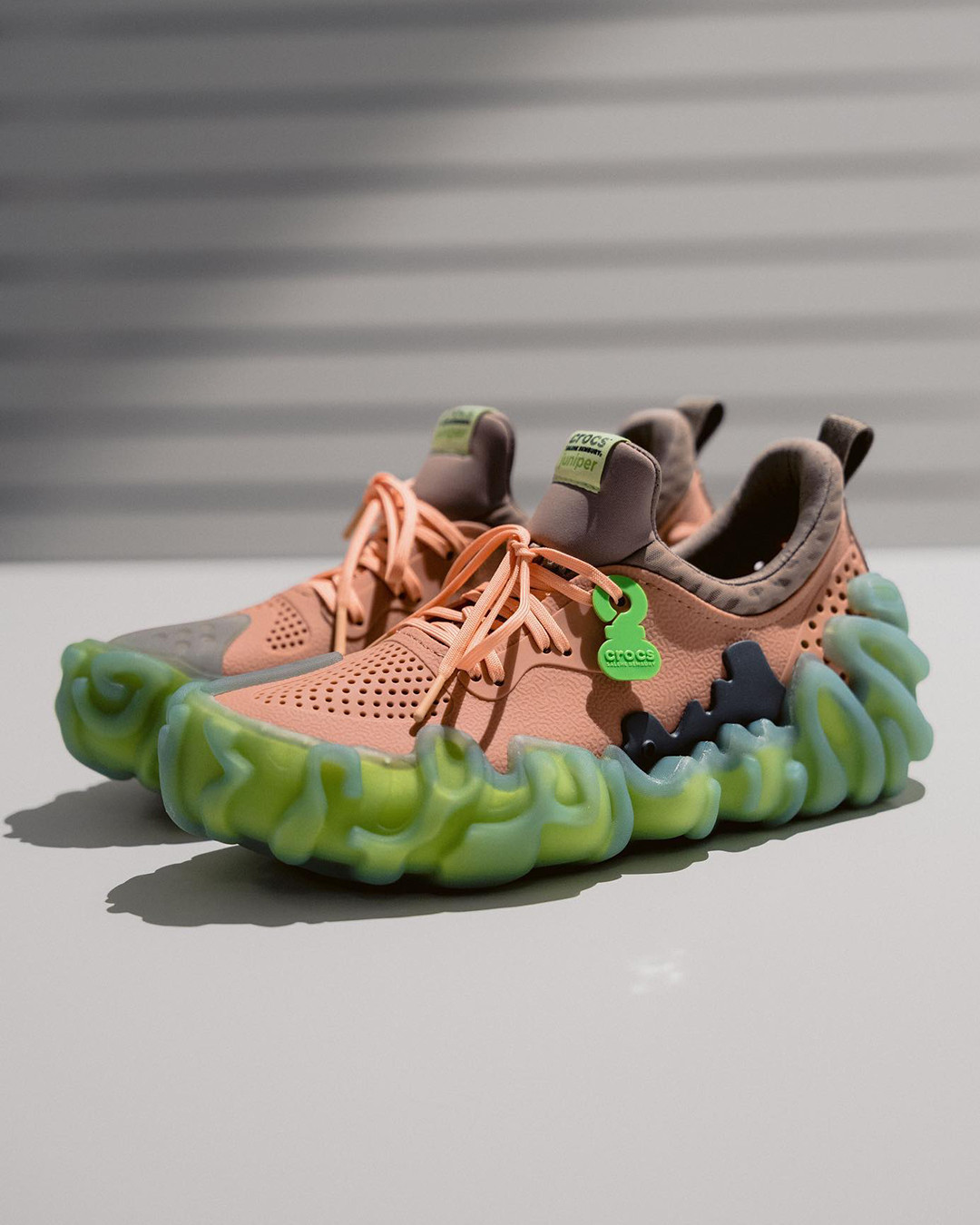 Crocs presentó su nuevo modelo y color "Tahini" de zapatilla x Salehe ...